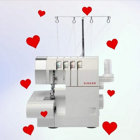 Taller para aprender a coser con la remalladora Singer en Madrid.